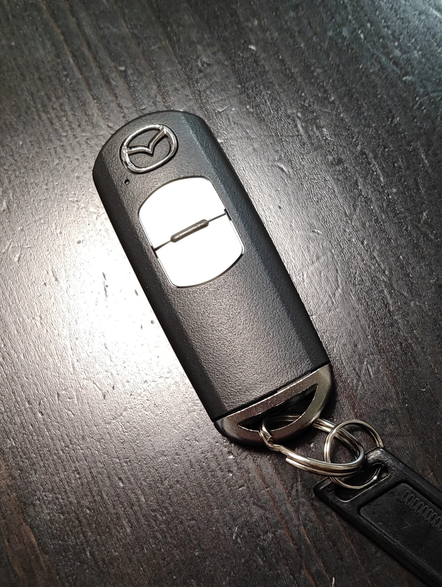 え？！そんなにすぐキレんのクルマのキーの電池って – MAZDA2のキーの電池交換 | BLOGs win